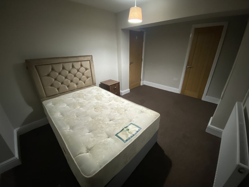 'Newly refurbished Room, En-Suite, Fully furnished ' Room to Rent from ...