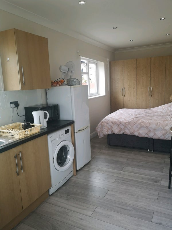 'Nice Self Contained Studio Room' Room to Rent from SpareRoom