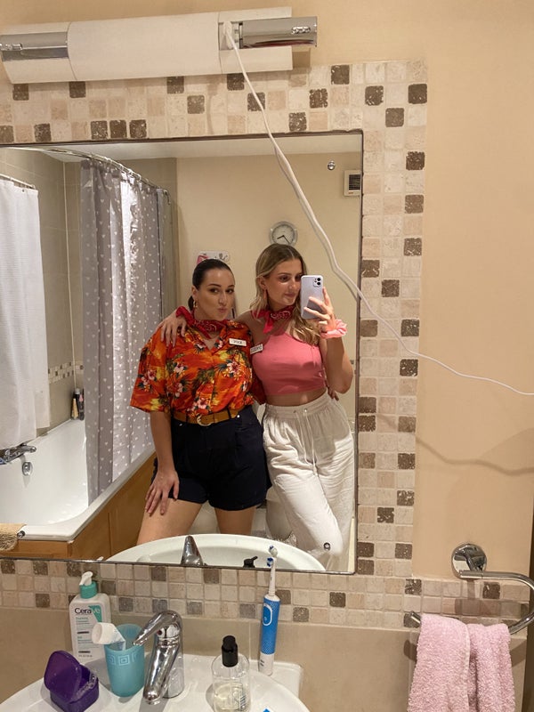 '2 girls looking for 2 double rooms or a buddy up!' Flatmate from SpareRoom