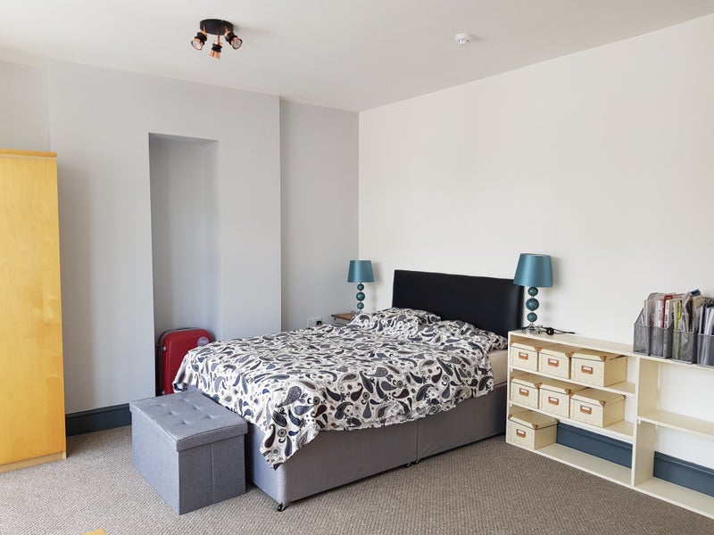 'Very Large Double Room private Croydon' Room to Rent from SpareRoom