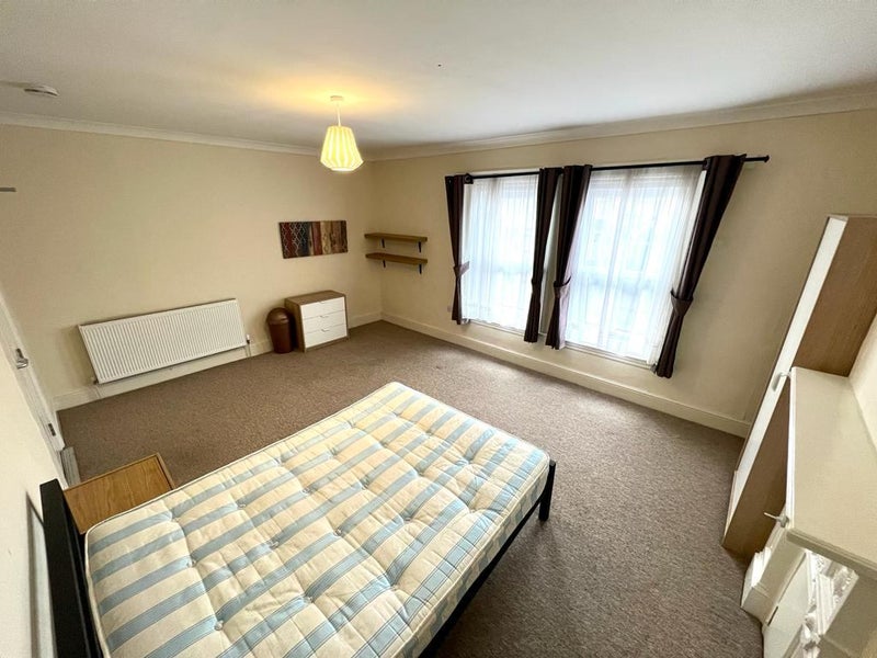 '⭐ Very Large, Stylish Room Available 🔥' Room to Rent from SpareRoom