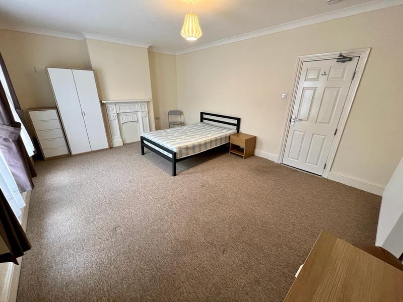 '⭐ Very Large, Stylish Room Available 🔥' Room to Rent from SpareRoom