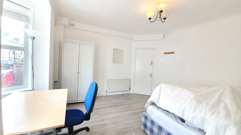 'Very large double room in student area' Room to Rent from SpareRoom