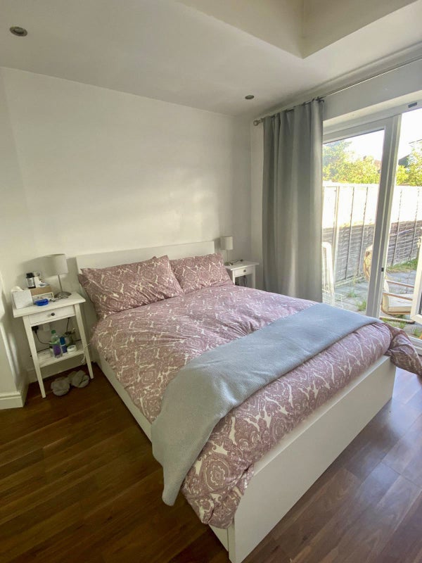 'Spacious Ensuite bright double room ' Room to Rent from SpareRoom