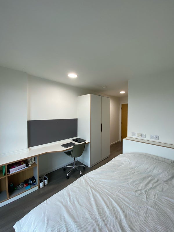 'Student accomodation (en - suite silver room)' Room to Rent from SpareRoom