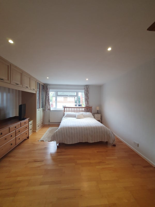 'Beautiful Room/Ensuite/Private Lounge. ' Room to Rent from SpareRoom