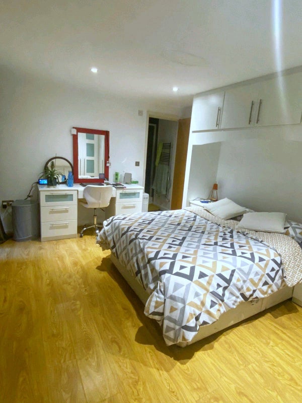'Double bedroom with en-suite - Shoreditch' Room to Rent from SpareRoom