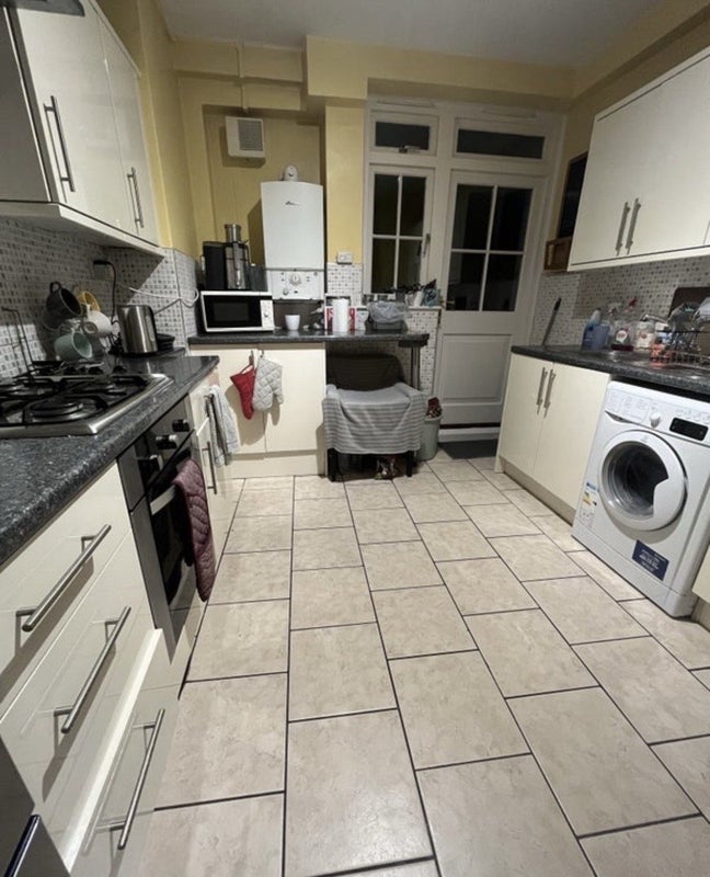 'Large Double Bedroom in lovely flatshare ' Room to Rent from SpareRoom