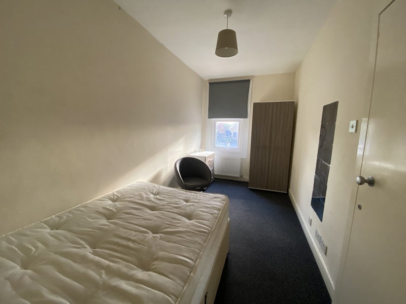 'Large single / small double for 1 person' Room to Rent from SpareRoom