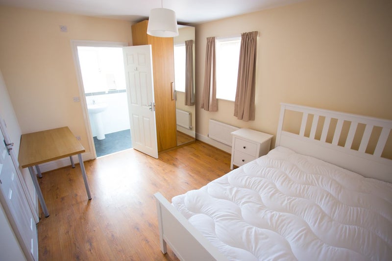 'A Stylish Double En-Suite Room Available ' Room to Rent from SpareRoom