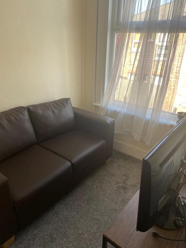 '2 Double Bedrooms Available In Shared Flat ' Room to Rent from SpareRoom