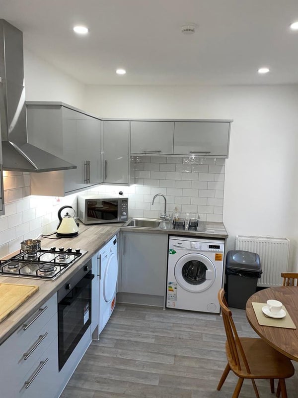 'Brand new modern en-suit rooms Oldbury' Room to Rent from SpareRoom