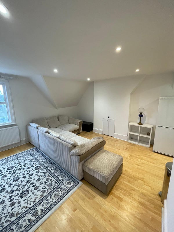 '2 double bed split-level flat in great location ' Room to Rent from ...