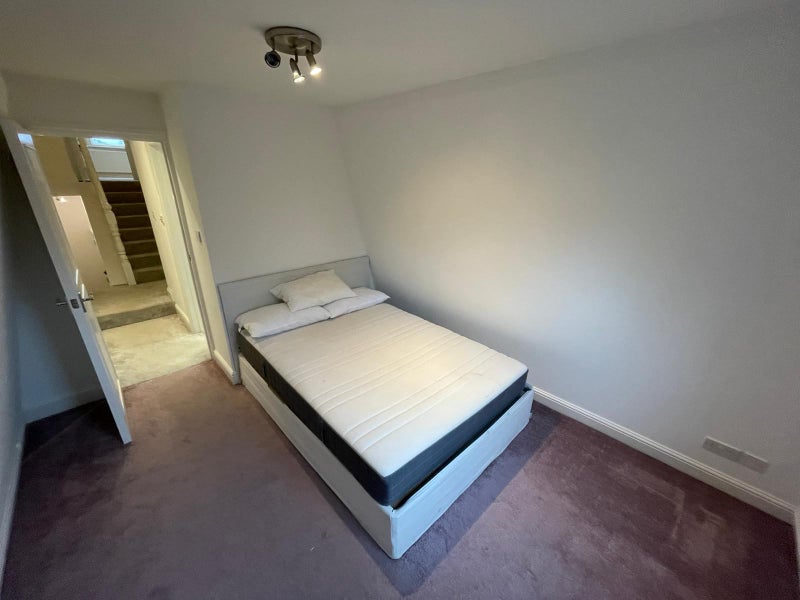 '2 double bed split-level flat in great location ' Room to Rent from ...
