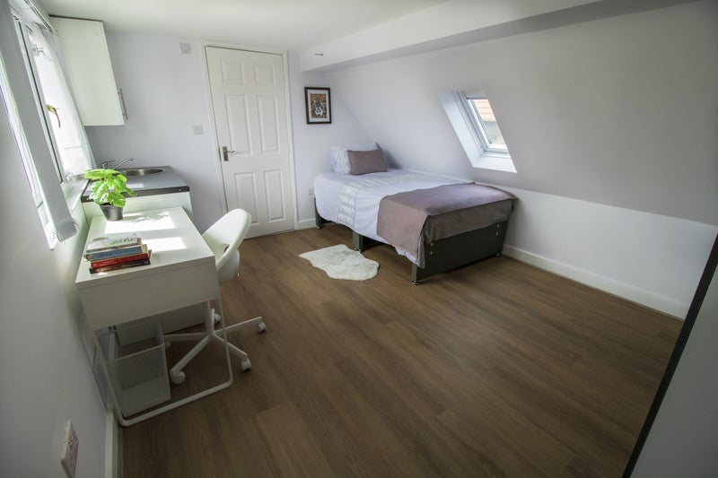 'Spacious loft studio with separate office room' Room to Rent from ...