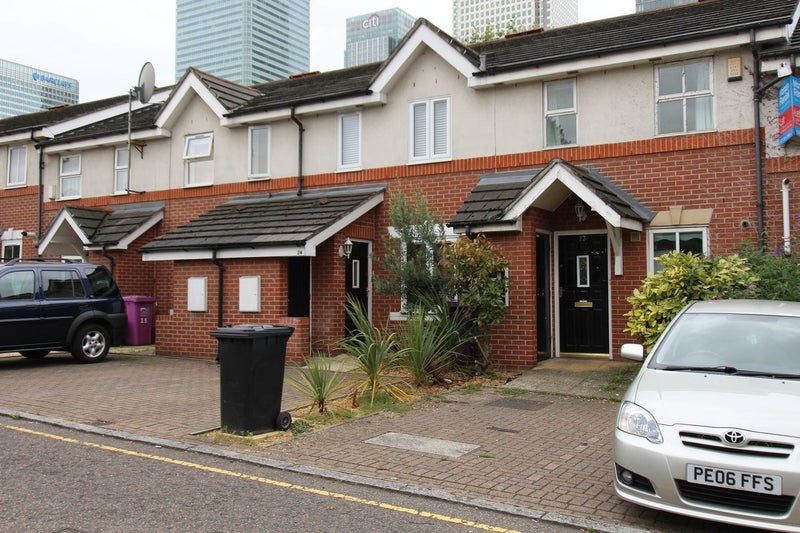 '3 Bed Flat in Poplar Sharing with 2 Girls' Room to Rent from SpareRoom