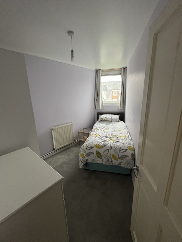 'Single room available in peaceful flat' Room to Rent from SpareRoom