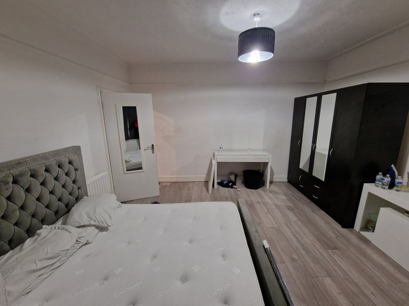 'Massive room all bills included. Ref DHP' Room to Rent from SpareRoom