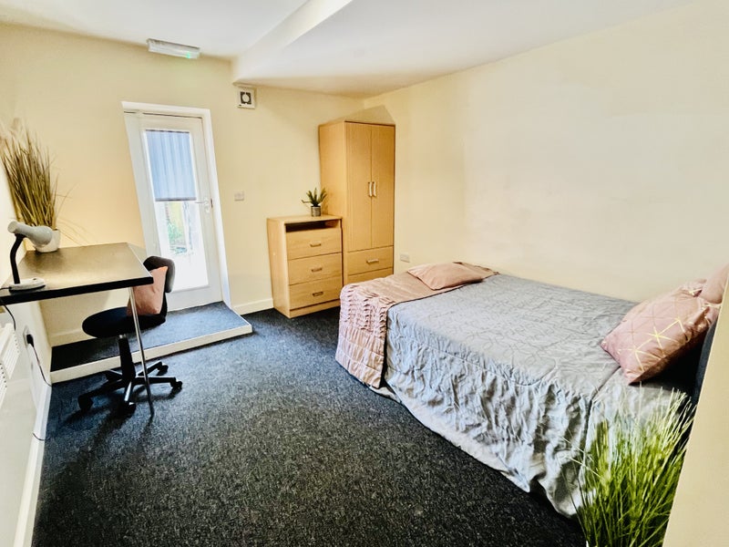 '2 Bedroom Student Property Across from Uni' Room to Rent from SpareRoom