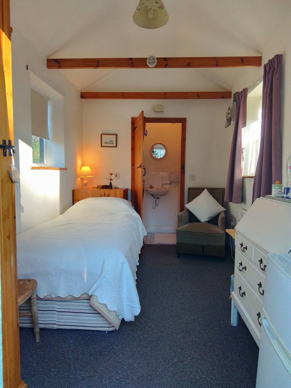 'Self-contained bedsit' Room to Rent from SpareRoom