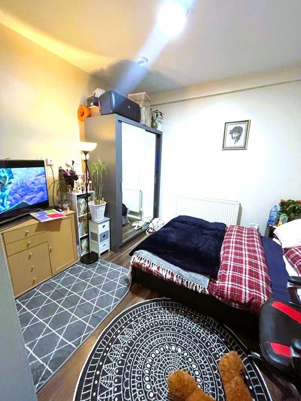 'Bedsit Studio Ilford £1025 Single. £1125 Couple' Room to Rent from ...