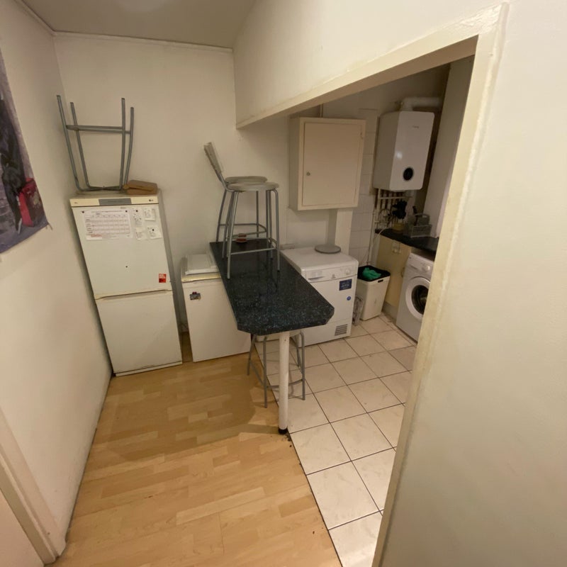 'Double Bedroom In Stockwell - Great Location' Room to Rent from SpareRoom