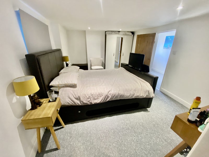 'Kingsize room with large en-suite ' Room to Rent from SpareRoom