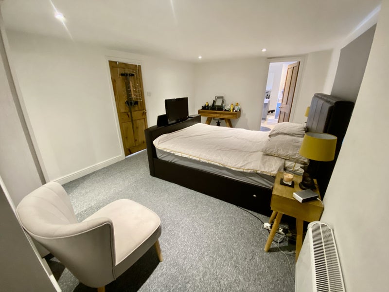'Kingsize room with large en-suite ' Room to Rent from SpareRoom