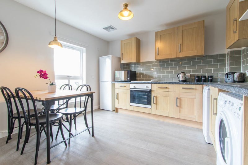 'Spacious 4 bed flat with open plan living area' Room to Rent from ...