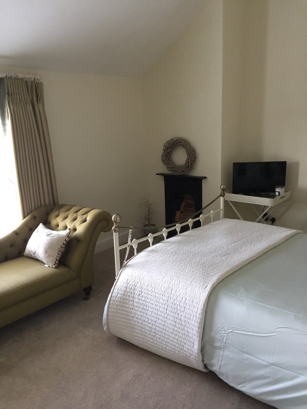 'Beautiful Town House, 10 minutes walk into Chester' Room to Rent from ...