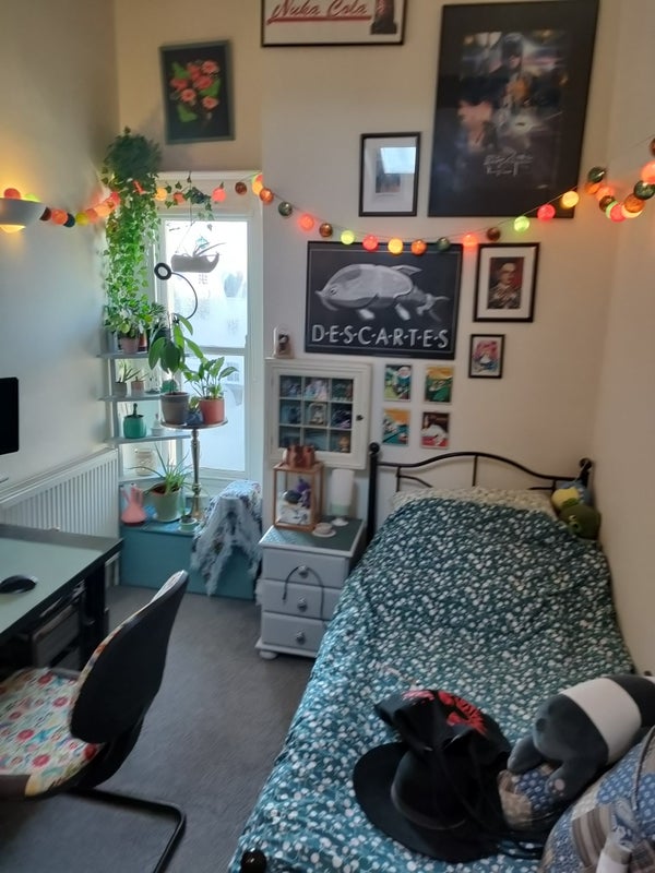 'Cosy room in very central, (nearly) seafront flat' Room to Rent from ...