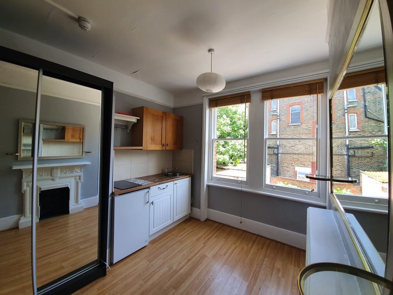 'Double bedsit in Chiswick Park' Room to Rent from SpareRoom