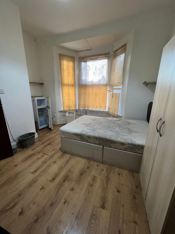 'Beautiful Ensuite Room For Single Rent In Hounlow' Room to Rent from ...