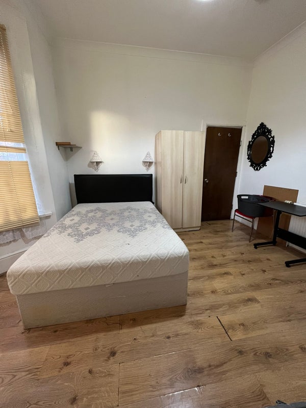 'Beautiful Ensuite Room For Single Rent In Hounlow' Room to Rent from ...