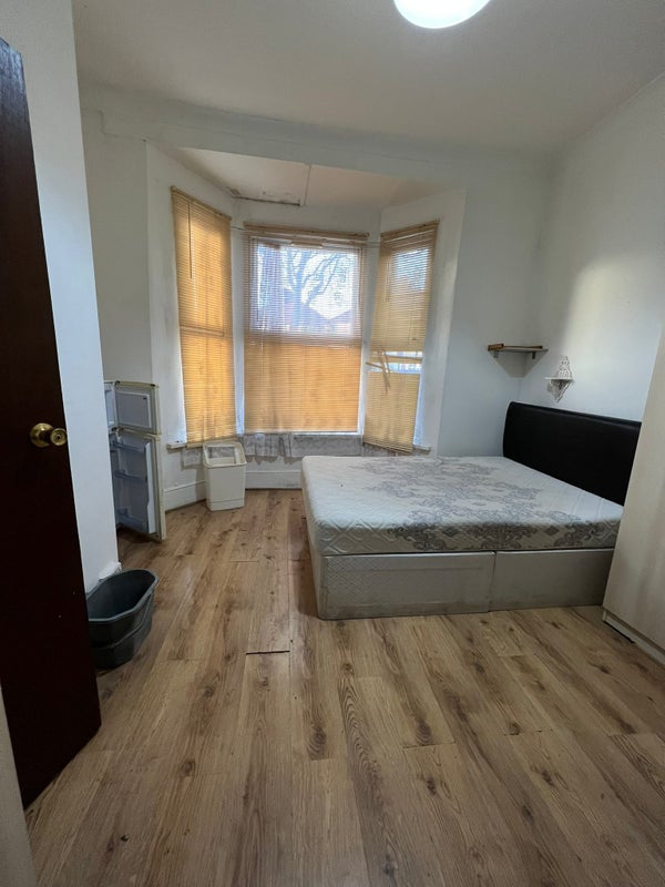 'Beautiful Ensuite Room For Single Rent In Hounlow' Room to Rent from ...