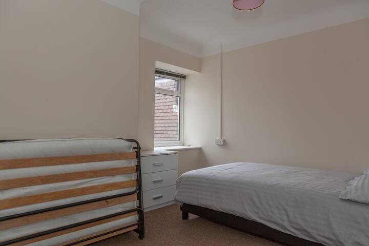 'Lovely 2 bed apartment 5 mins to Beach and Asda' Room to Rent from ...