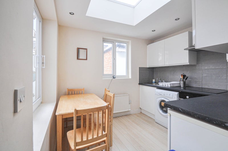 'An impressive 2 bedroom apartment with private ter' Room to Rent from ...