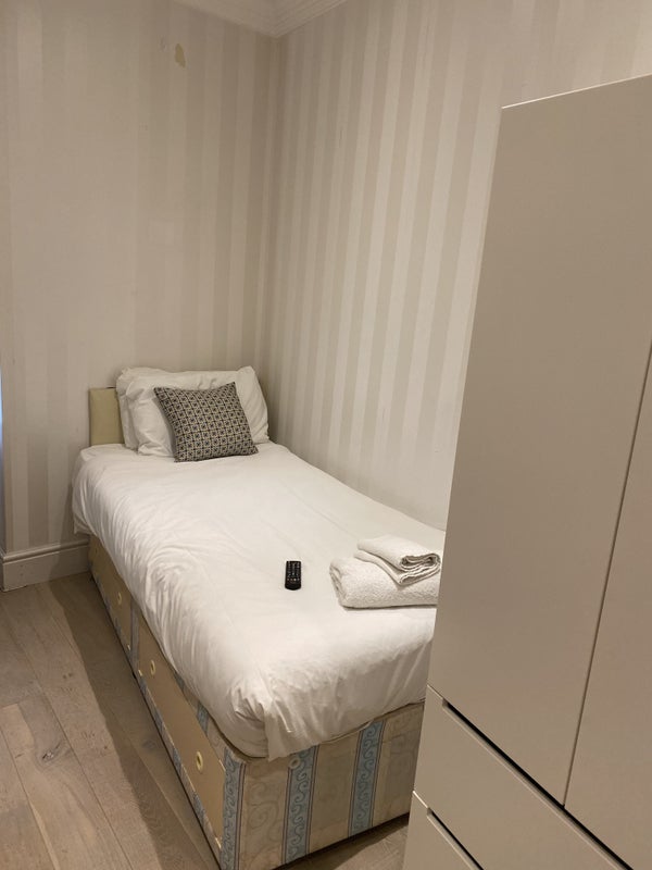 'Single bedsit available in West Kensington' Room to Rent from SpareRoom