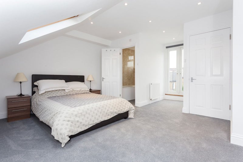 'Large en-suite room available in 3 bed flat' Room to Rent from SpareRoom