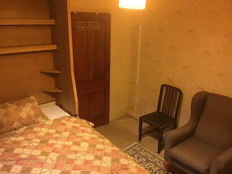 '2 doubles (2 bath) max 2 ppl to end March' Room to Rent from SpareRoom