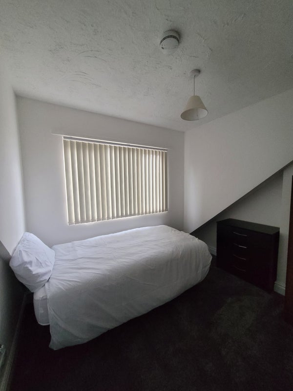 'Beautiful furnished single/ double room available ' Room to Rent from ...