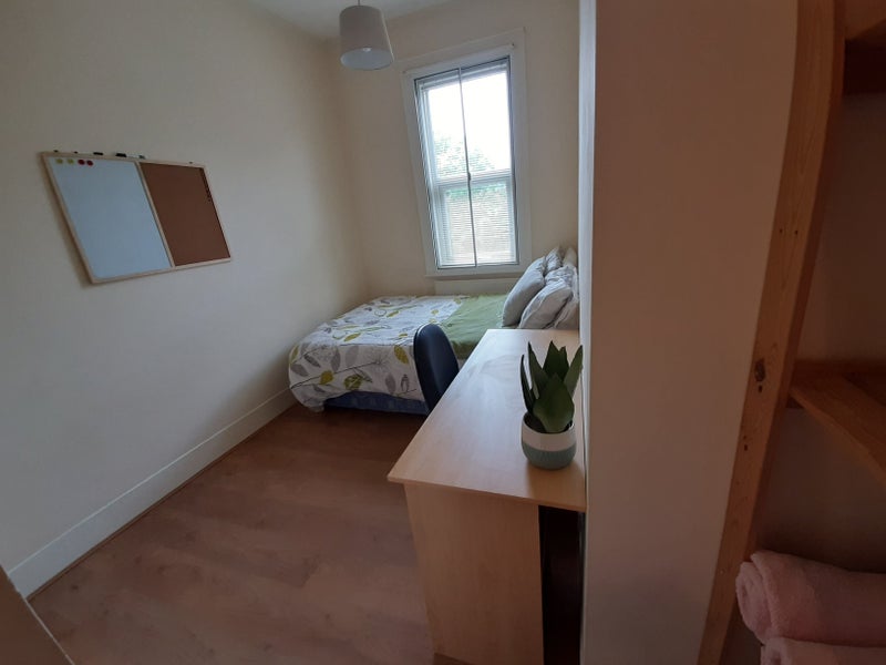 '4 Double bedroom, STUDENT house share' Room to Rent from SpareRoom