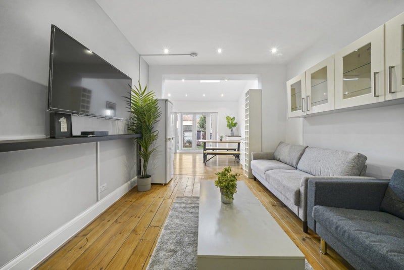 'BRAND NEW Luxury house perfect for hospital staff' Room to Rent from ...