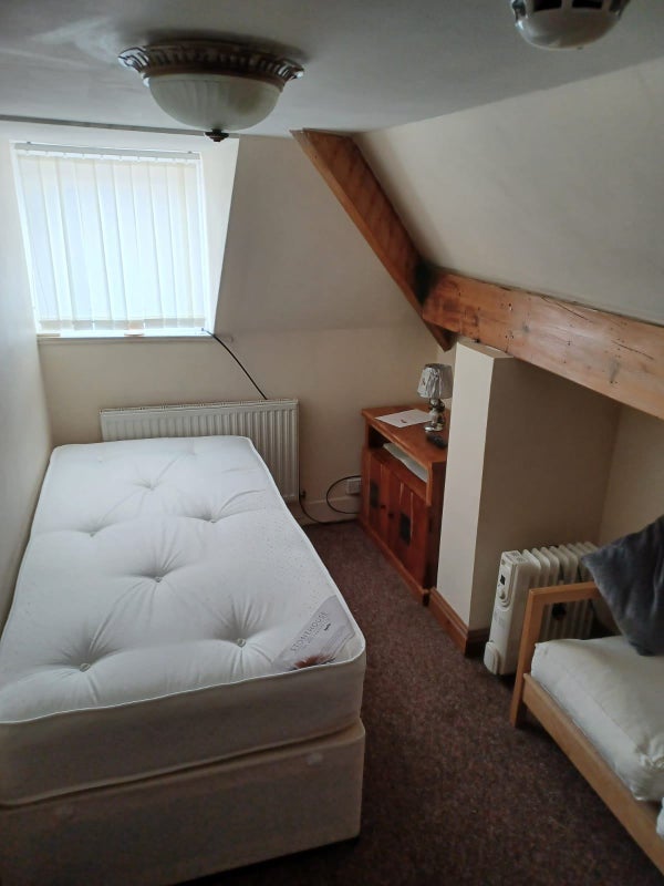 'Cosy single room with walk in cupboard' Room to Rent from SpareRoom