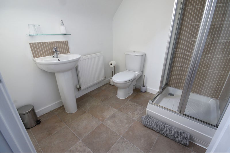 'Ensuite master bedroom in modern townhouse Mon-Fri' Room to Rent from ...