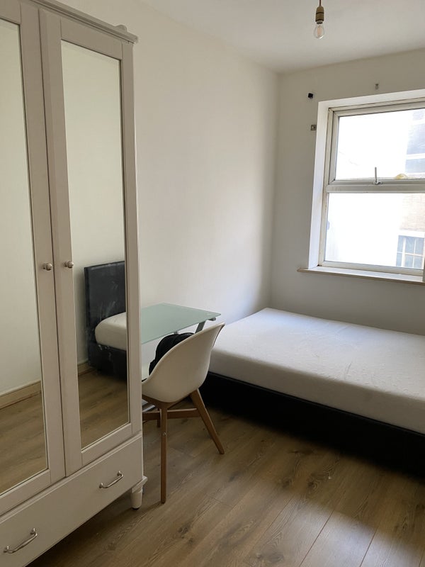 'Nice double room less 1min by foot from V Station ' Room to Rent from ...