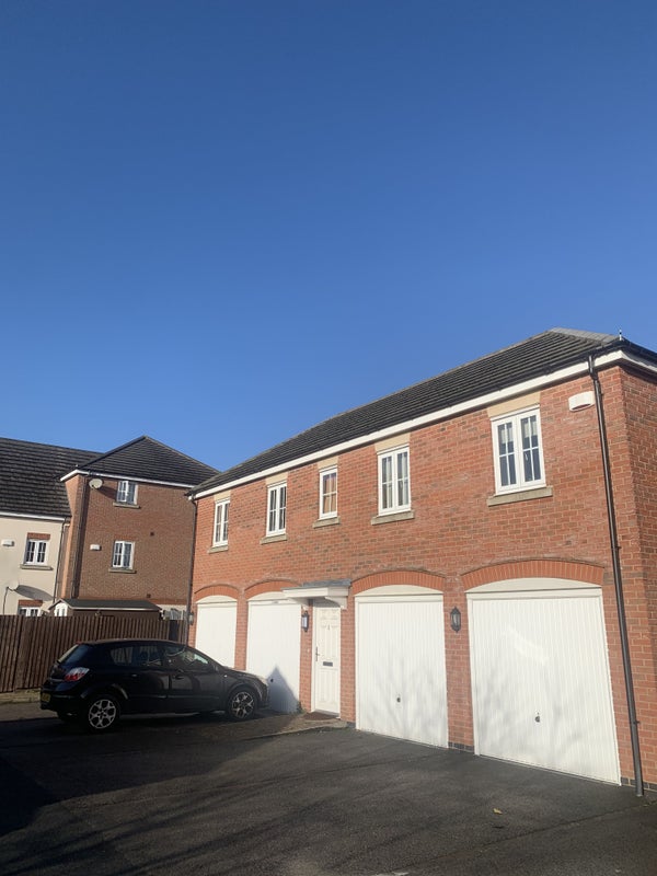 'En-suite Double Room in fully detached coach house' Room to Rent from ...