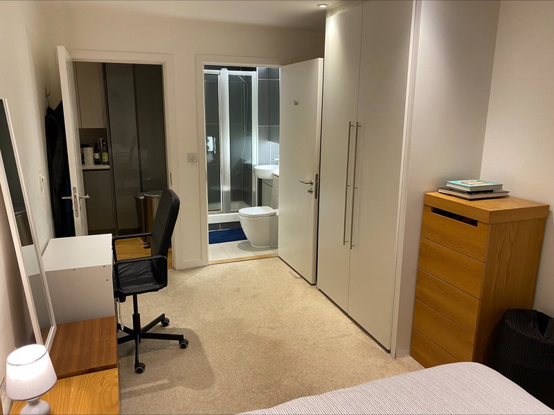 'En-suite room in a 3 bedroom flat in East Village' Room to Rent from ...