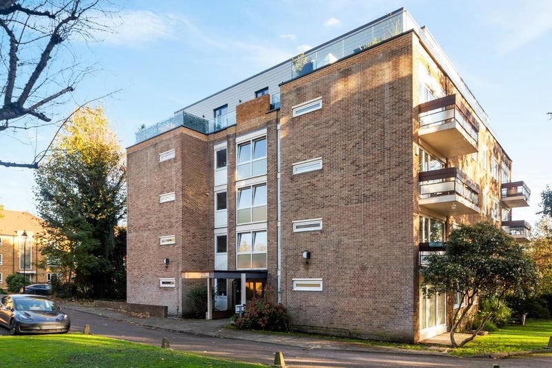 'Large 2 bedroom spacious quiet flat Highgate' Room to Rent from SpareRoom