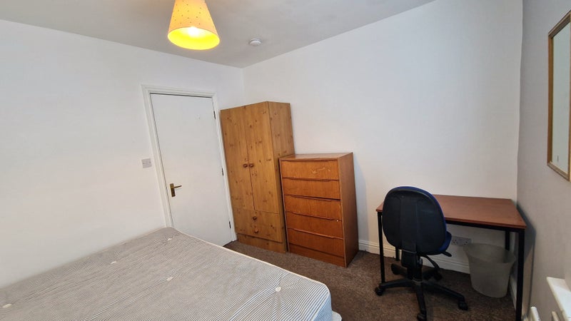 'Superbly located room with private bathroom' Room to Rent from SpareRoom